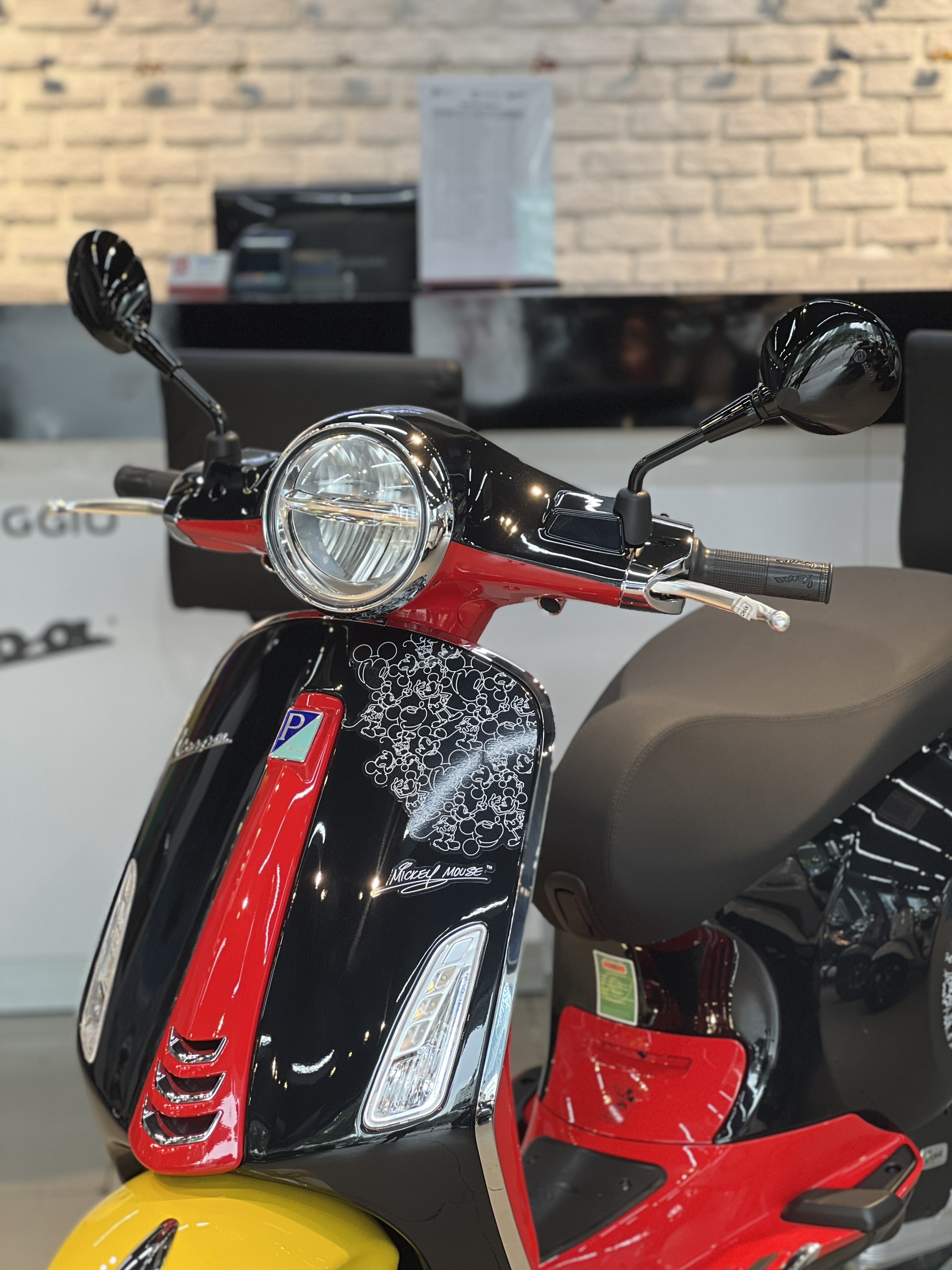 Vespa Primavera Mickey Mouse: Sự kết hợp hoàn hảo giữa hai biểu tượng ...
