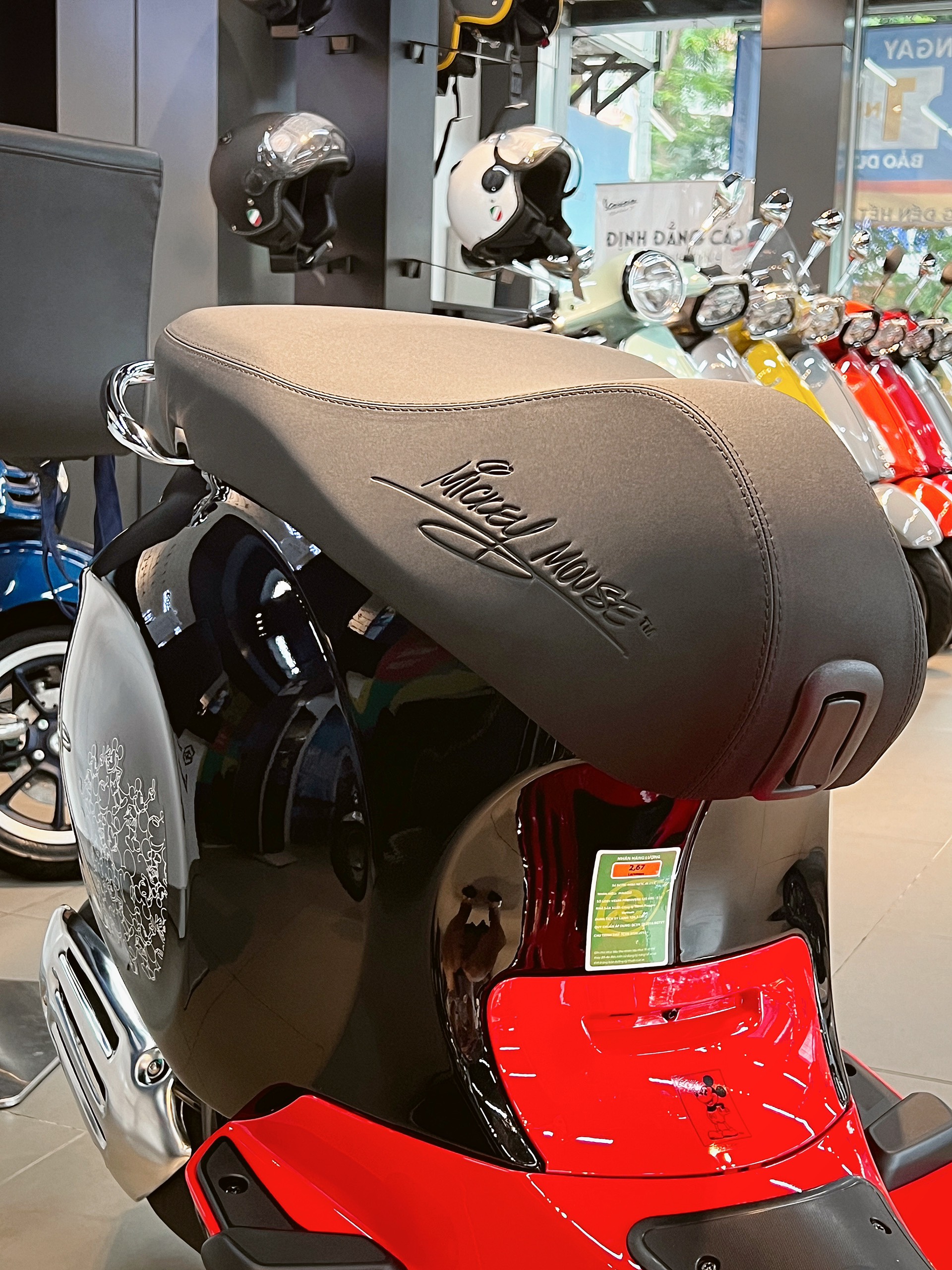 Chi tiết thiết kế "đốn tim" trên Vespa Primavera Mickey Mouse - Piaggio ...