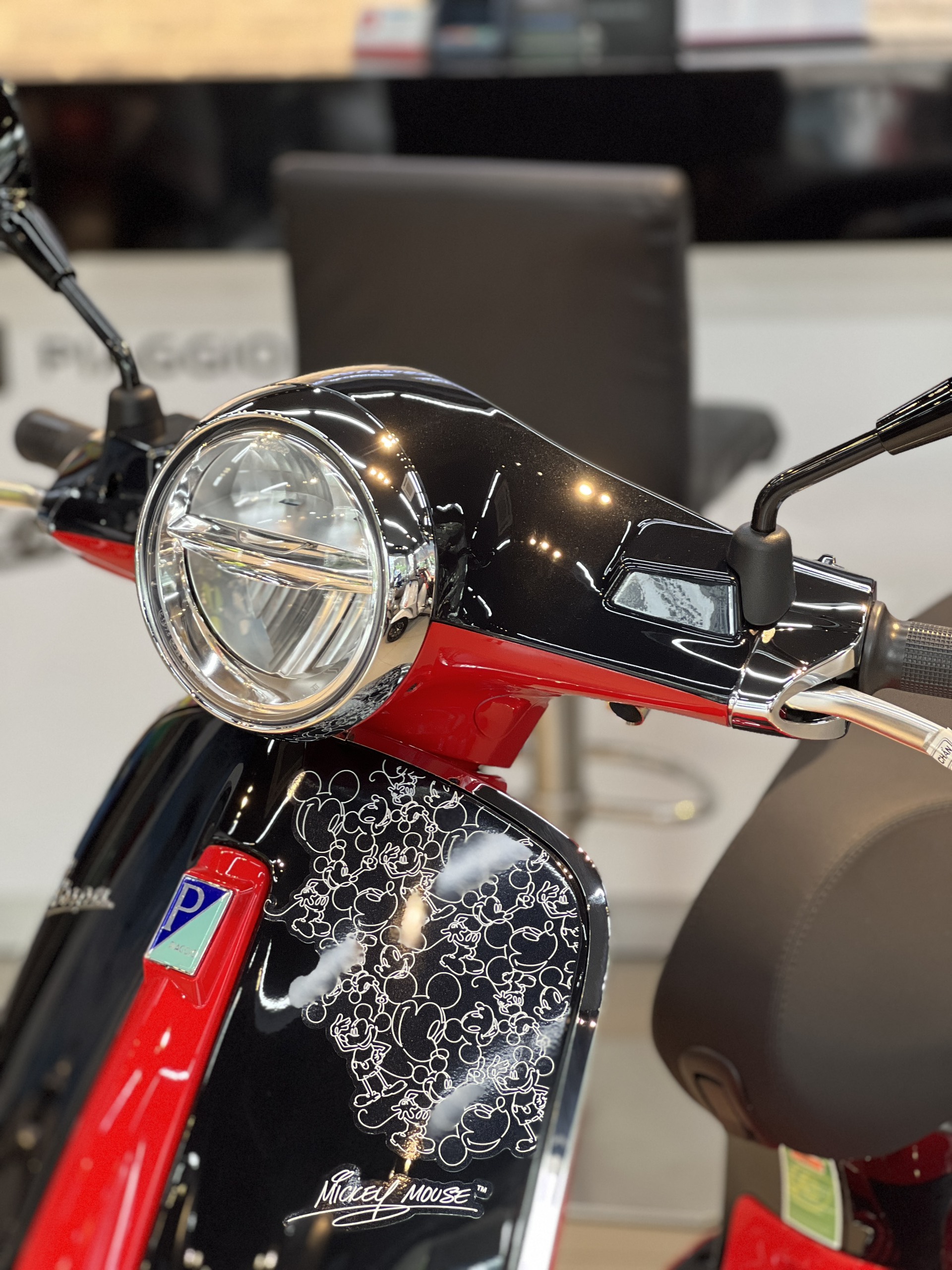 Chi tiết thiết kế "đốn tim" trên Vespa Primavera Mickey Mouse - Piaggio ...
