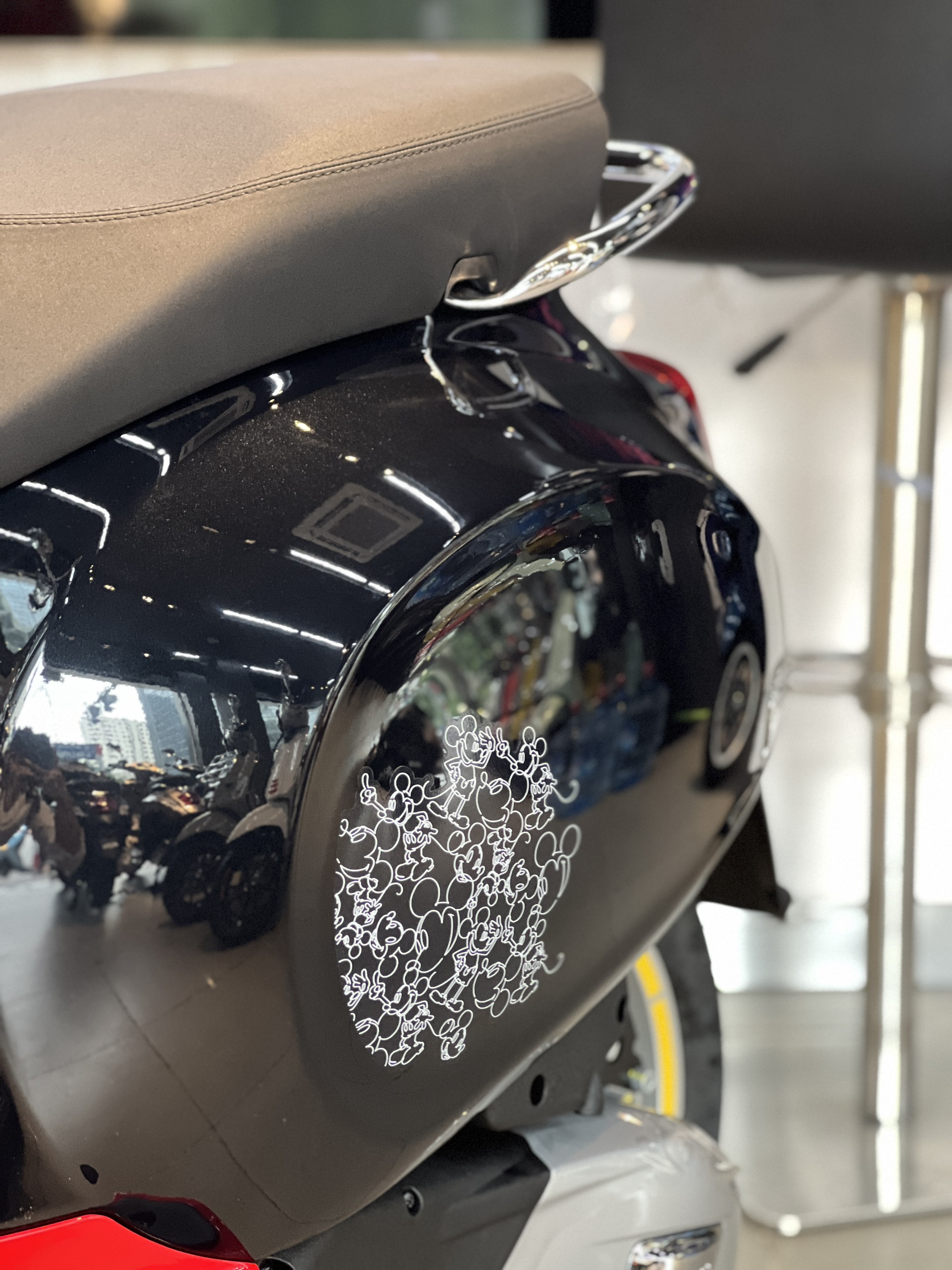 Chi tiết thiết kế "đốn tim" trên Vespa Primavera Mickey Mouse - Piaggio ...